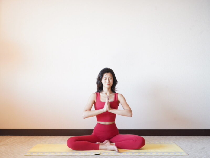 ヨガのあぐら・坐法がよく分かる！代表的な3つのあぐら手順と効果を解説します